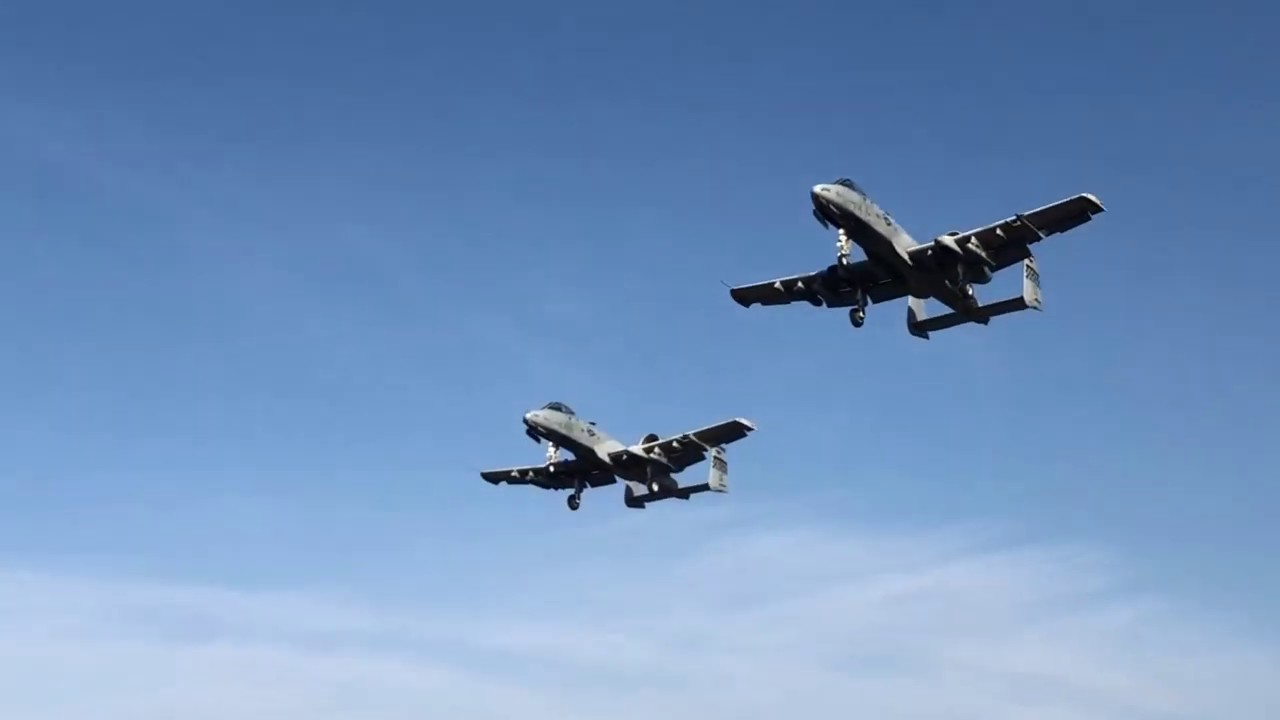 USAF A-10 편대착륙 - YouTube