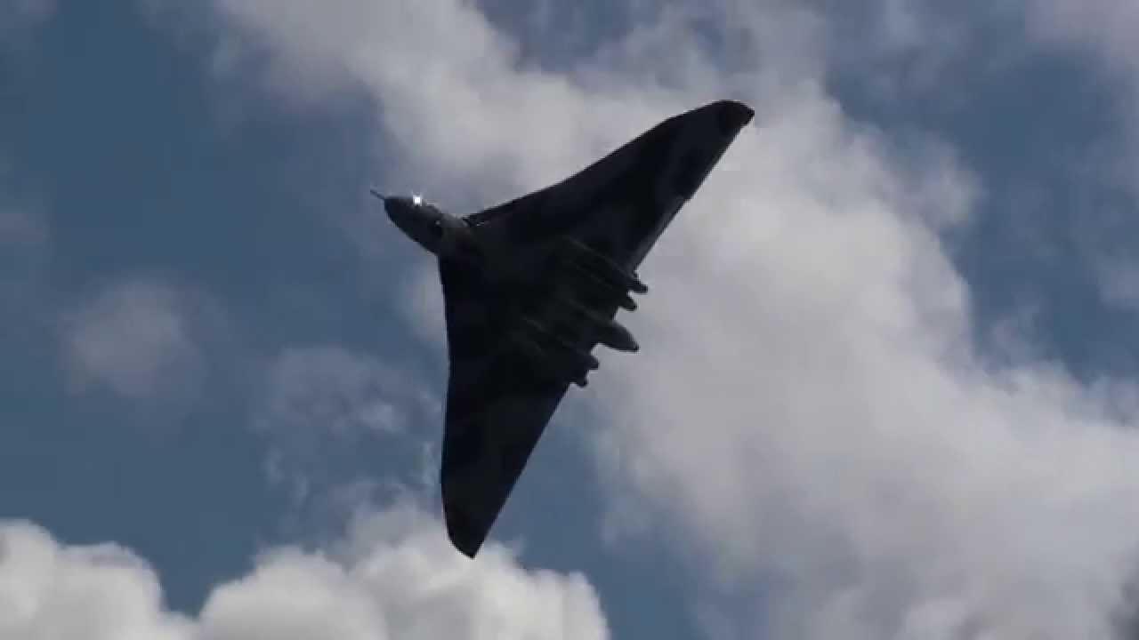 Bournemouth Air Festival 2015 - Vulcan XH558 Display (HD) - YouTube
