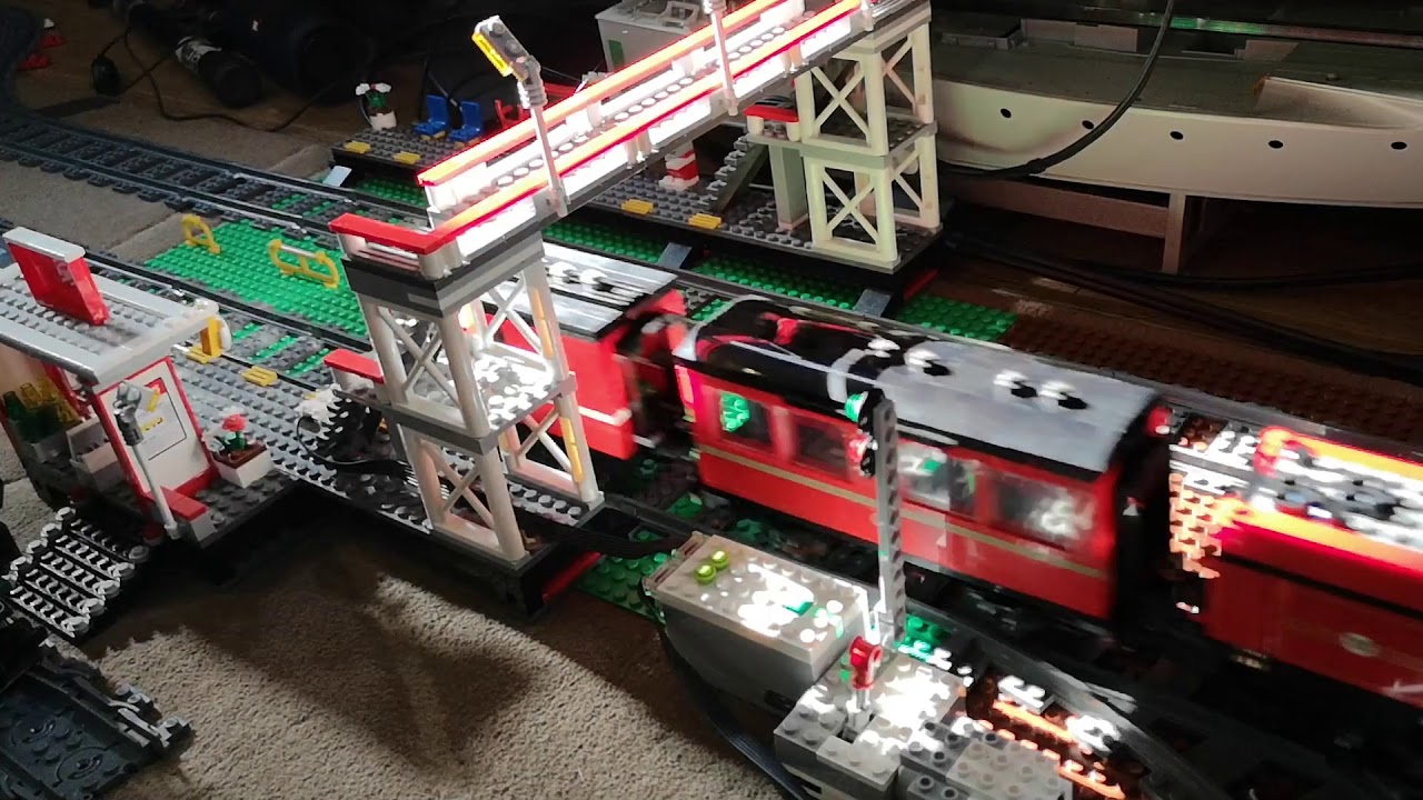Lego Lockdown Running Trains 2x auto 1x manual - YouTube