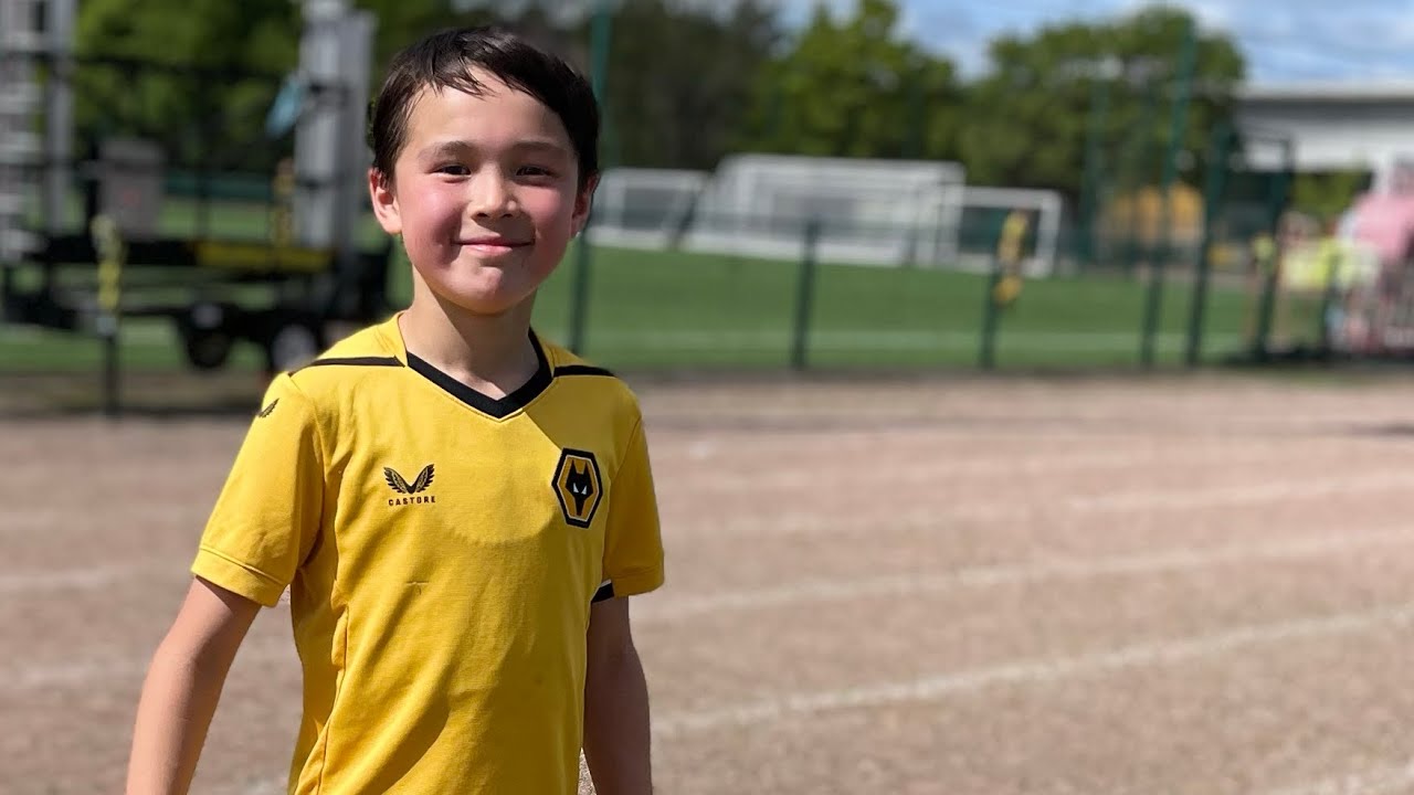 Luca Jones keeps a football in the air for more than 10 minutes ...