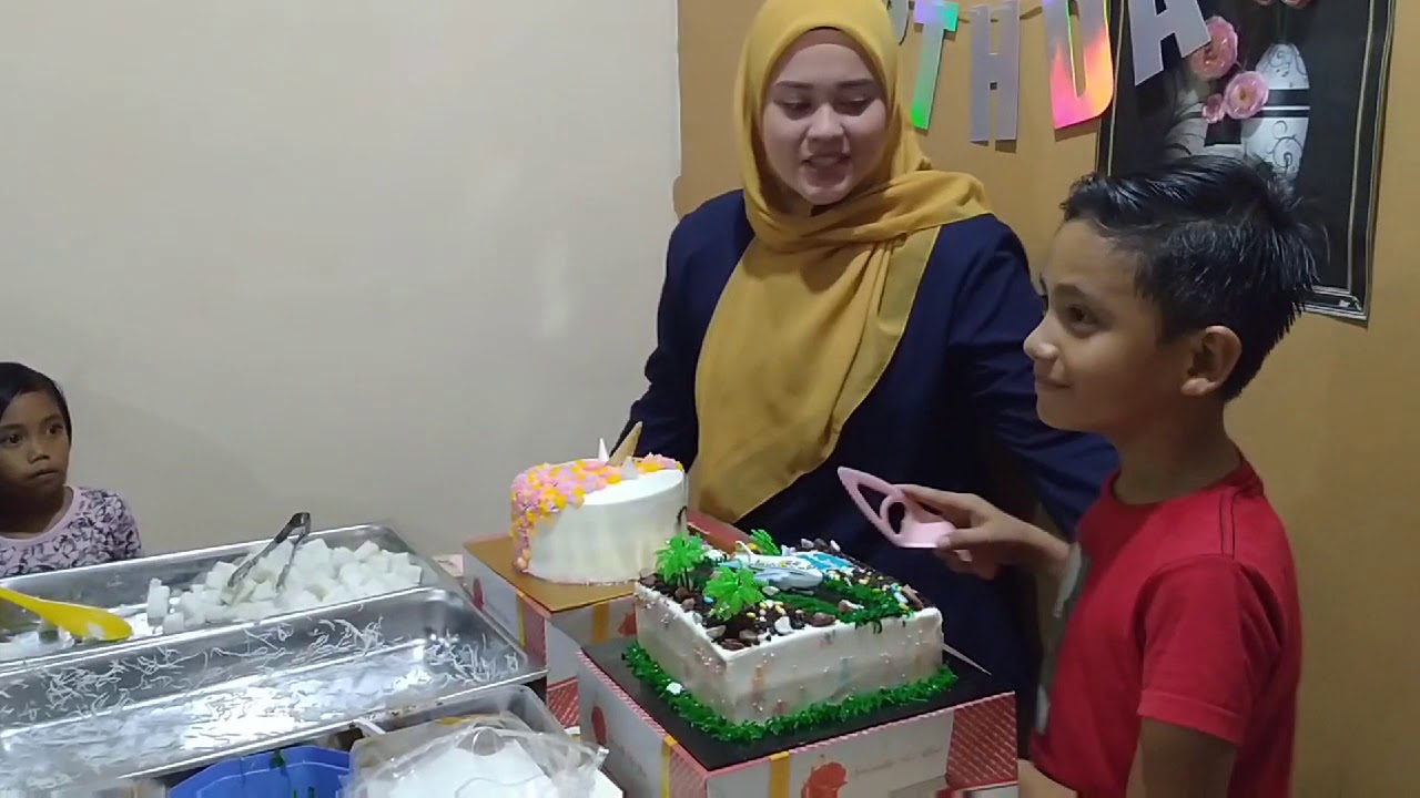 Sambut birth day kawan Irfan Daniel - YouTube