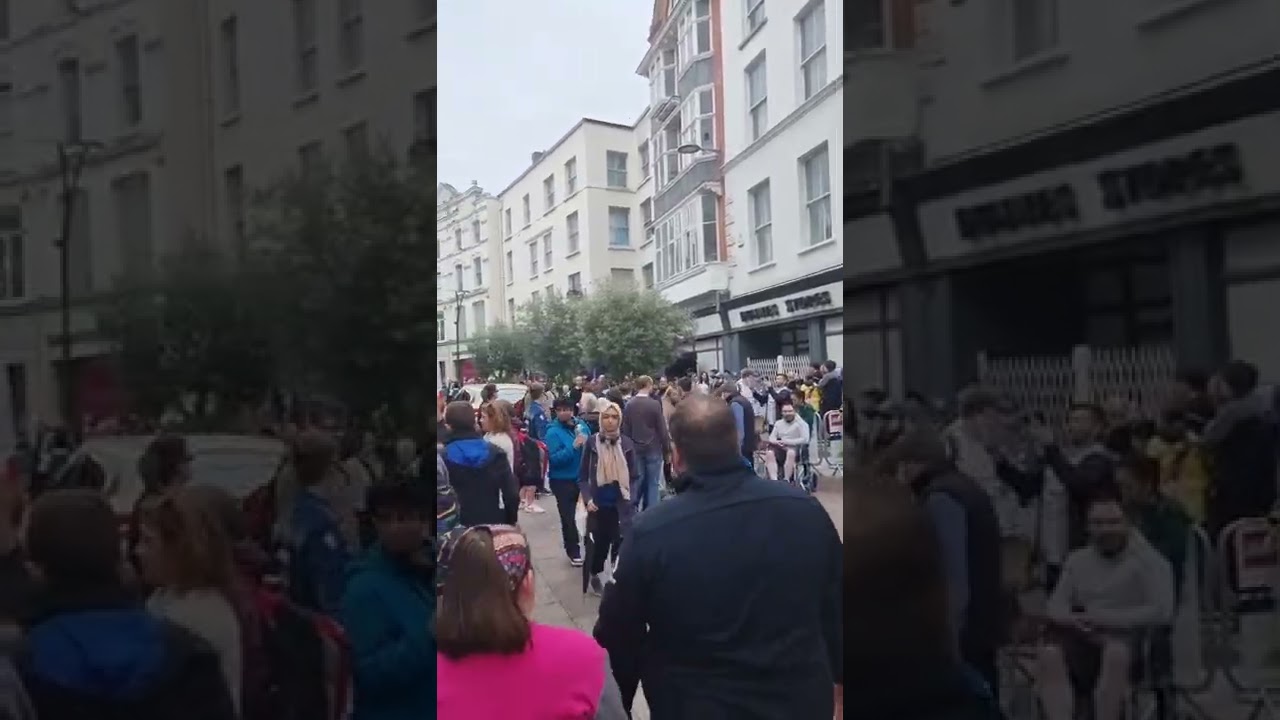 Queue to Ireland's 1st Lego Store #Dublin 🤖 - YouTube