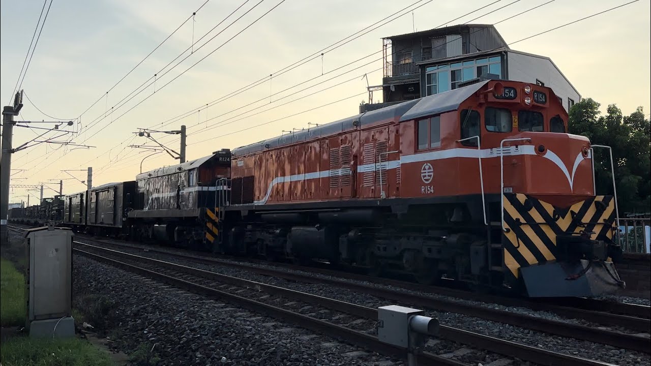 台鐵 7801次 散裝貨列 本務R154柴電機車 回送R124海軍藍柴電機車 斗南通過 / TRA EMD G22-CU+navy blue ...