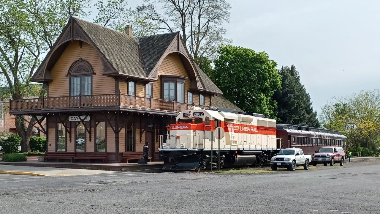 Columbia Rail 2802 brings Pullman railcar 101 to Dayton wa, - YouTube