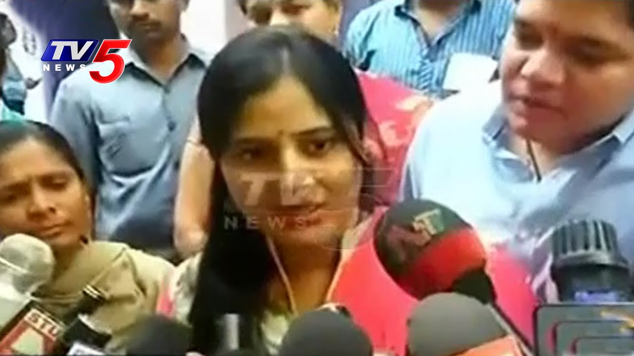 KTR Wife Shailima Casts Her Vote In Himayathnagar | Shailima Appeal To ...