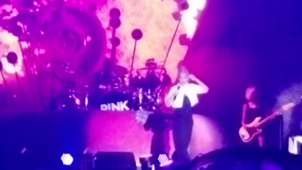 P!nk "Just like Fire" 7/12/2017 Pink - YouTube