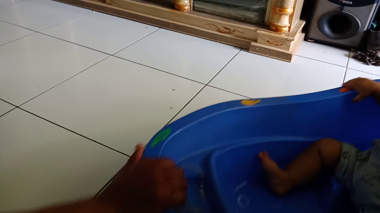 Bayi main di bak mandi - YouTube
