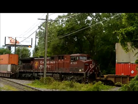 CP FREIGHT TRAIN HEADS INTO MONTREAL RAIL YARD - YouTube