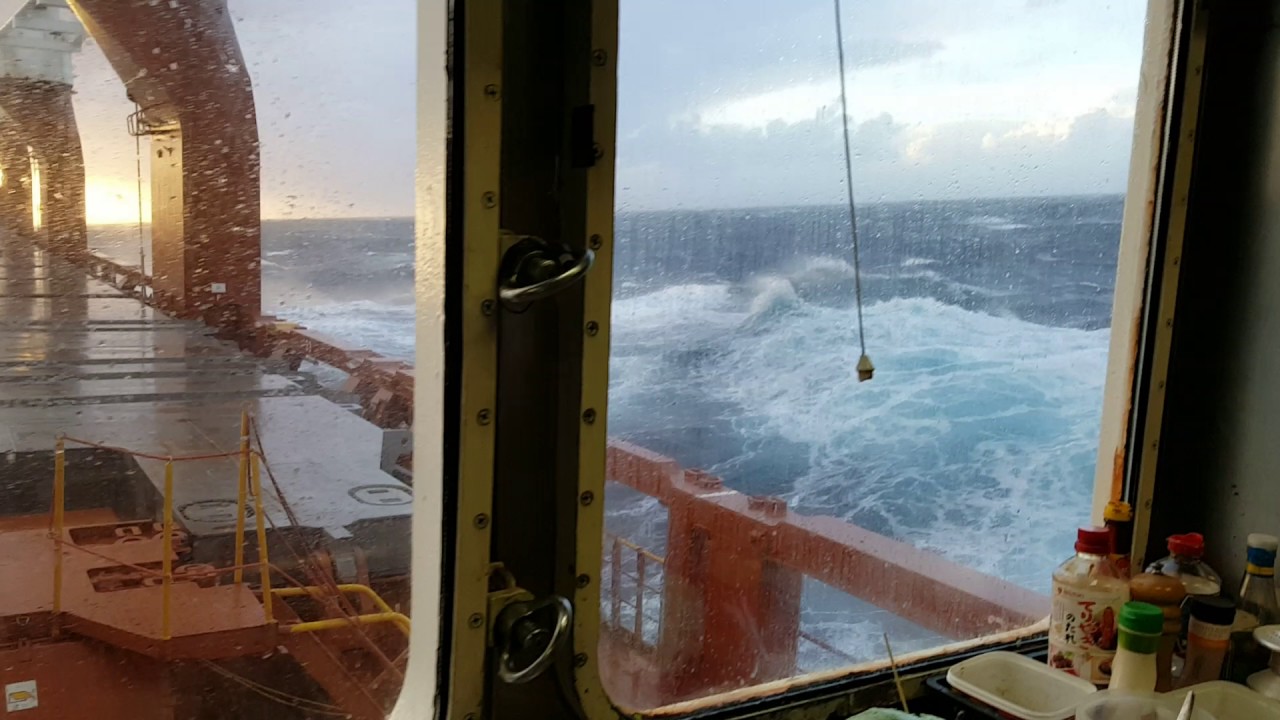 Heavy rolling on the atlantic (spliethoff) - YouTube