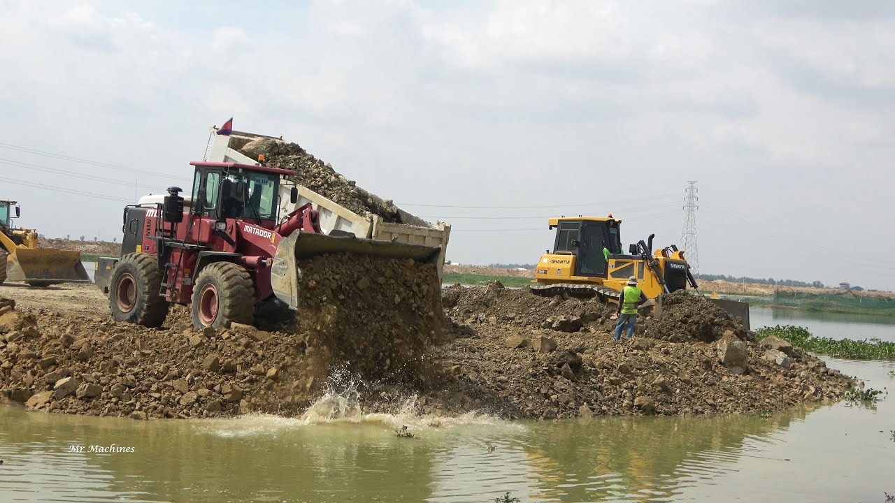 Heavy Biggest Wheel Loader & Bulldozer Pushing Dirt with Extreme Dump ...