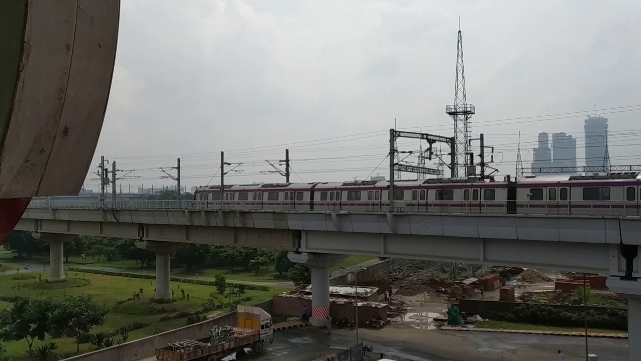 Magenta Line Train Entering Botanical Garden Metro Station - YouTube