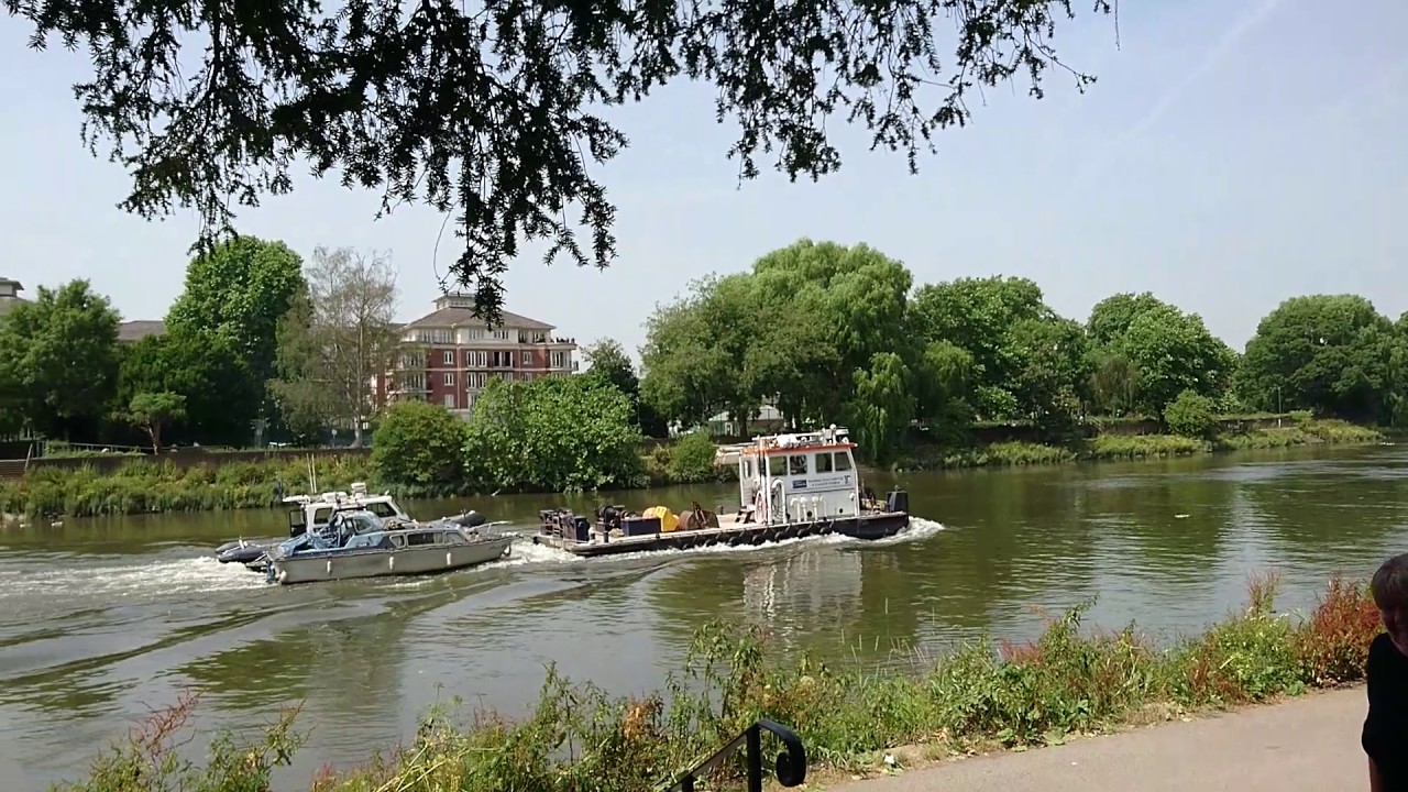 A Port of London Harbour Master boat / ハーバーマスター - YouTube