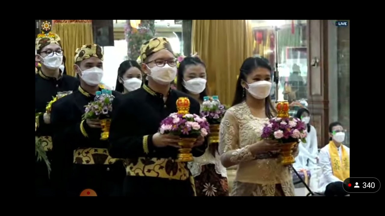 Prosesi persembahan Bunga, Lilin, dan Dupa di Hari Kathina - YouTube