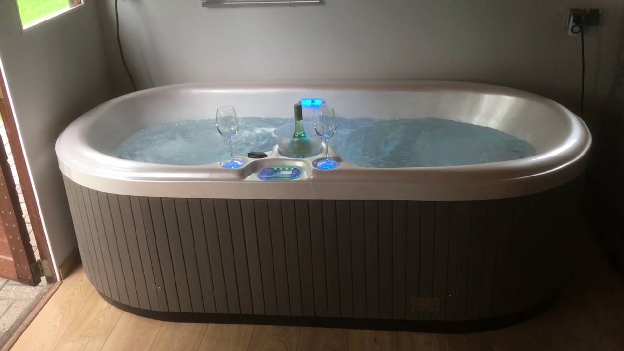 Evolution spa aqua splash 2 persoons - YouTube