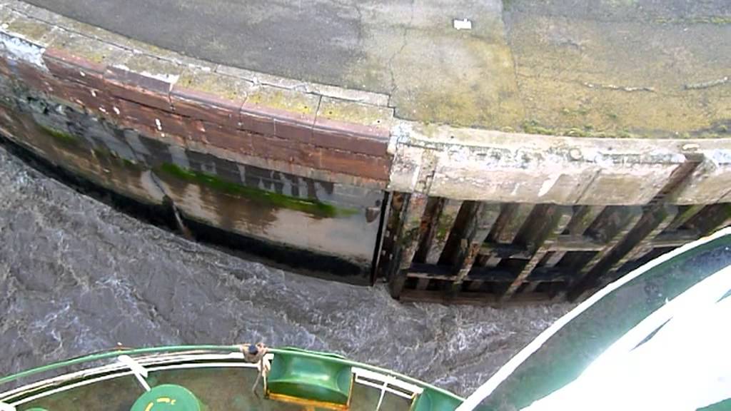 The Pride of York Ferry reversing into the lock at Hull Docks - amazing ...