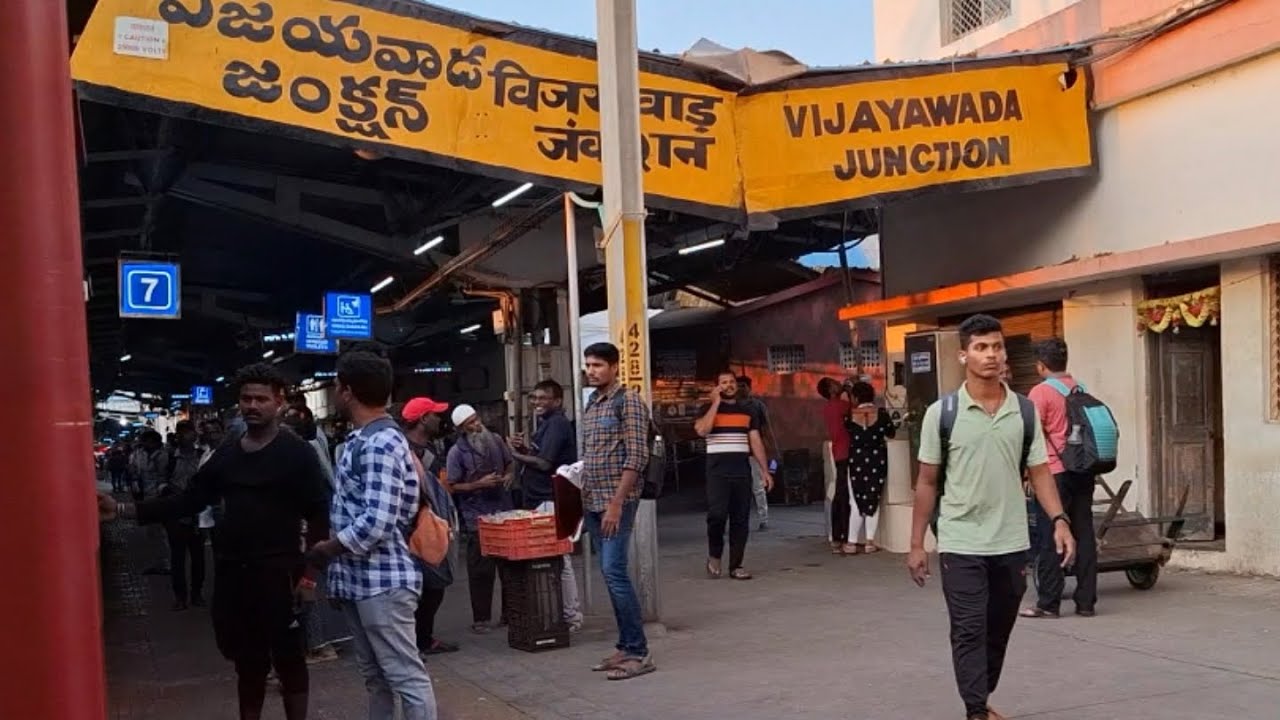 VIJAYAWADA JUNCTION RAILWAY STATON ON BOARD ARRIVING & DEPARTING ...