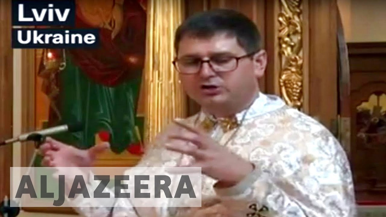 Ukrainian priest learns sign language for deaf church-goers - YouTube