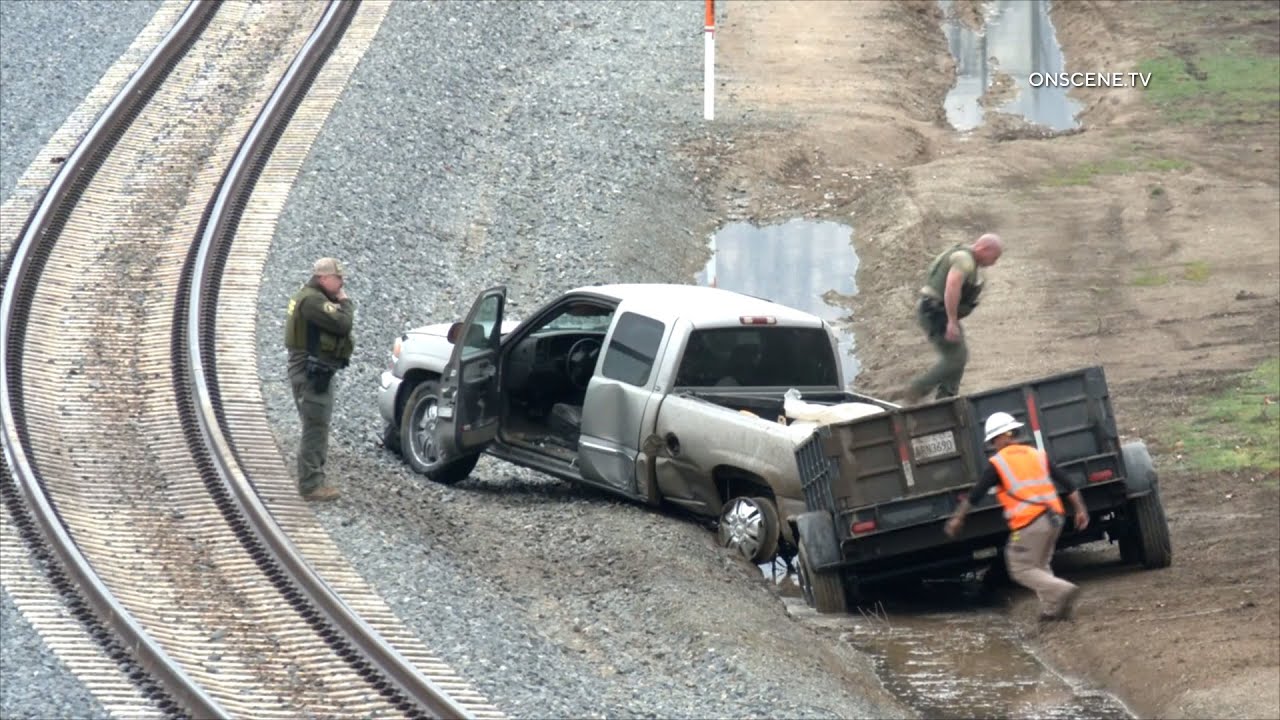 Pursuit of Pickup and Trailer Drive off Freeway onto Train Tracks - YouTube
