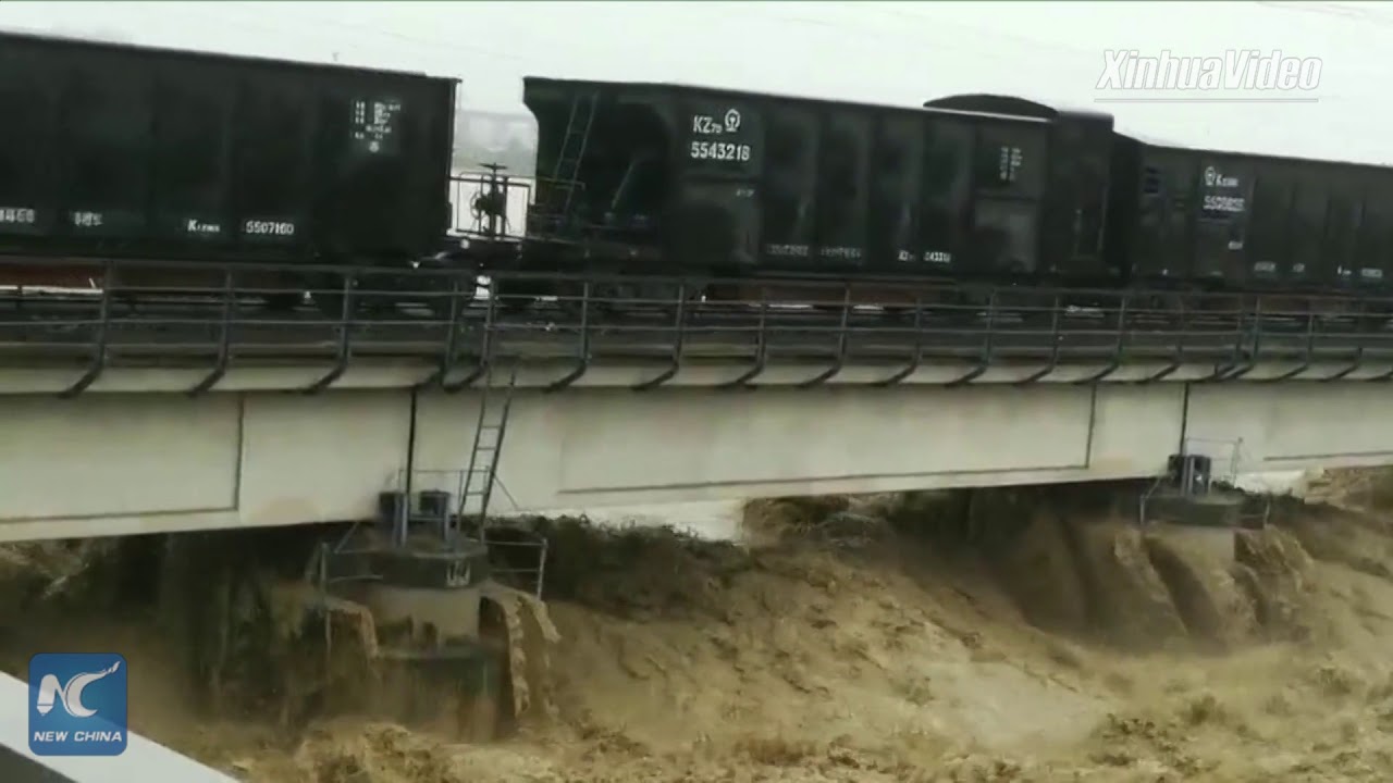 7,000 tons! Two trains protect railway bridge from flooding - YouTube