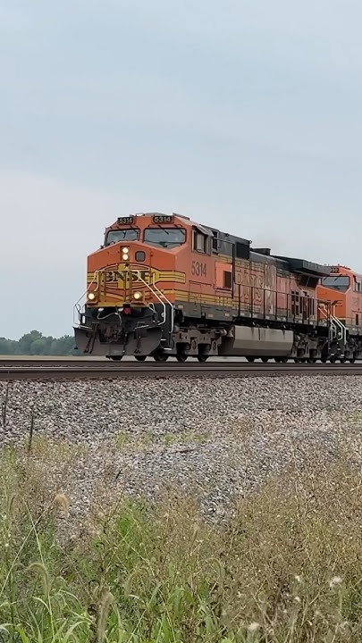 BNSF Dash 9 leads very fast BNSF Autorack train!! #bnsftrains #bnsfrailway #bnsf - YouTube