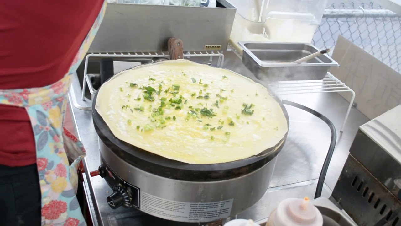 Chinese street food: Jian Bing (煎饼) - YouTube