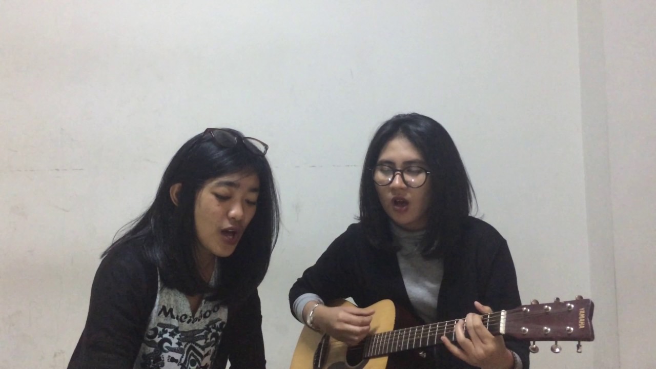 UAS GITAR IRINGAN - Talking to the moon (Ratu Anisa Mufida) - YouTube