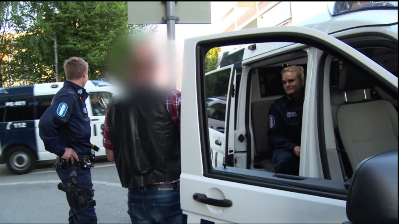Mies kusee auton renkaaseen - Poliisit Kuopio - YouTube