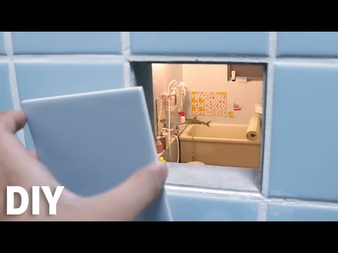 お風呂場のタイルを剥がしたら中に小さなお風呂がありました。How to make a miniature bathroom in the wall.