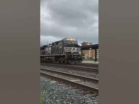 NS 4604 leads a intermodal through Hammond Whitening IN - YouTube