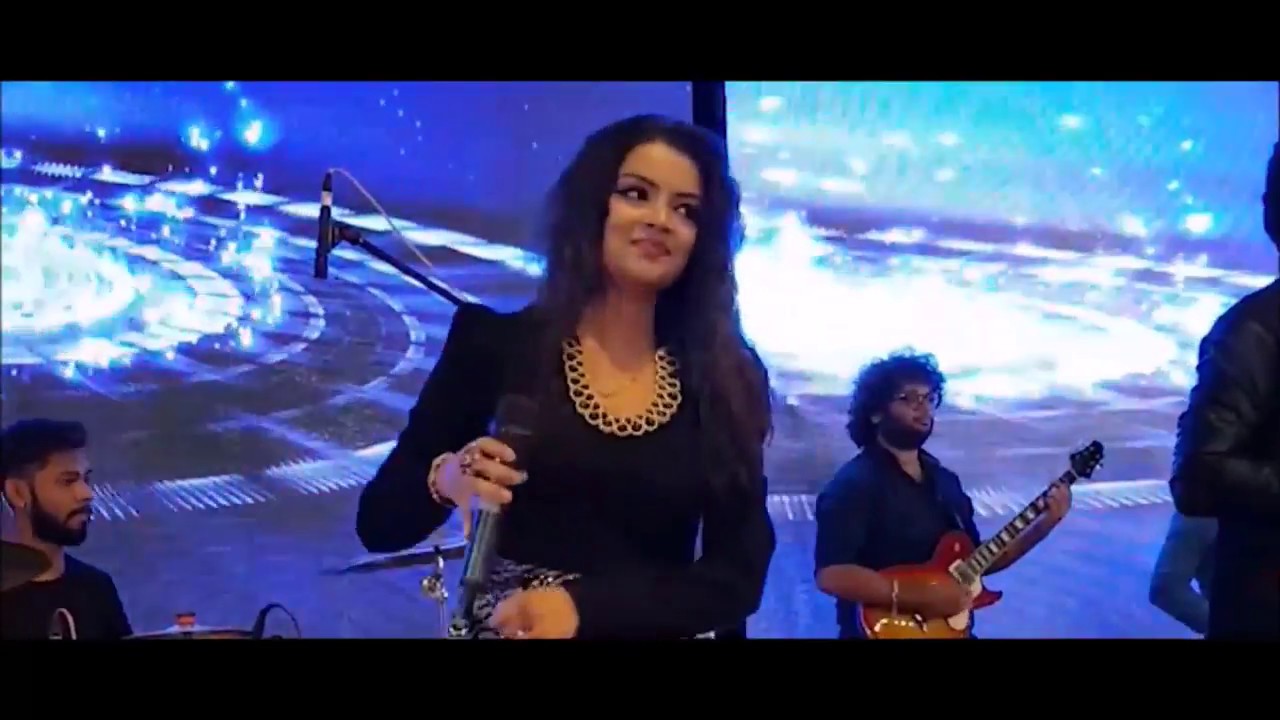 Garba Performance by Rini Chandra - YouTube