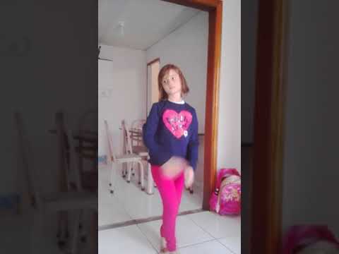 Beatriz Ambrósio dançando funk