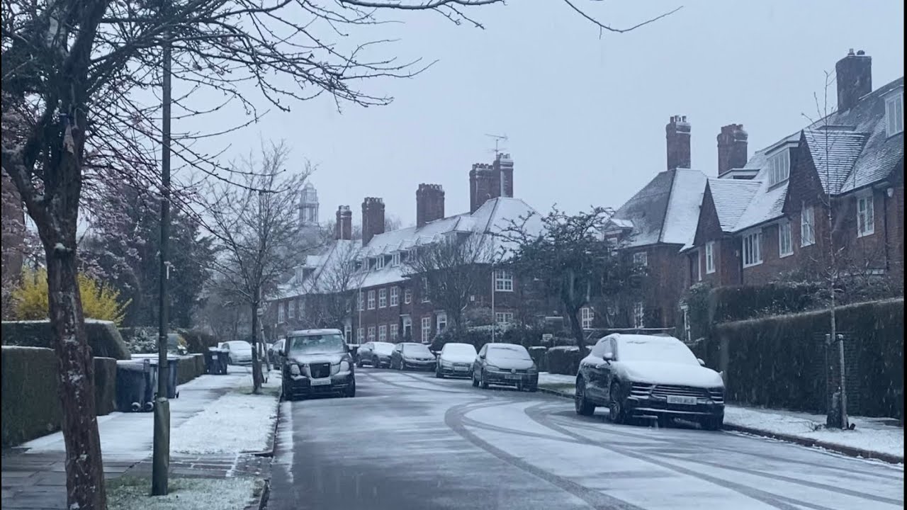 Snowfall in London - 08/03/2023 - YouTube