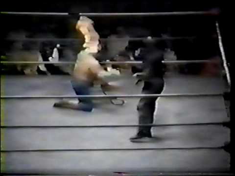 Superstar Billy Graham vs Wahoo McDaniel (Indian Strap Match) - YouTube