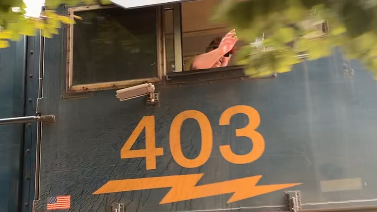 Friendly crews, CSX trains in Glendale! - YouTube