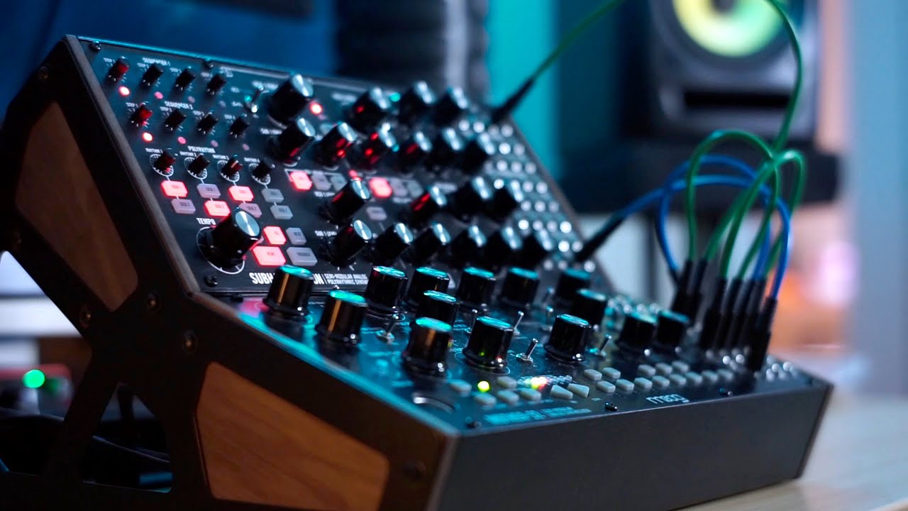 Melodic Modular Synth - Moog Subharmonicon, Mother 32 - YouTube
