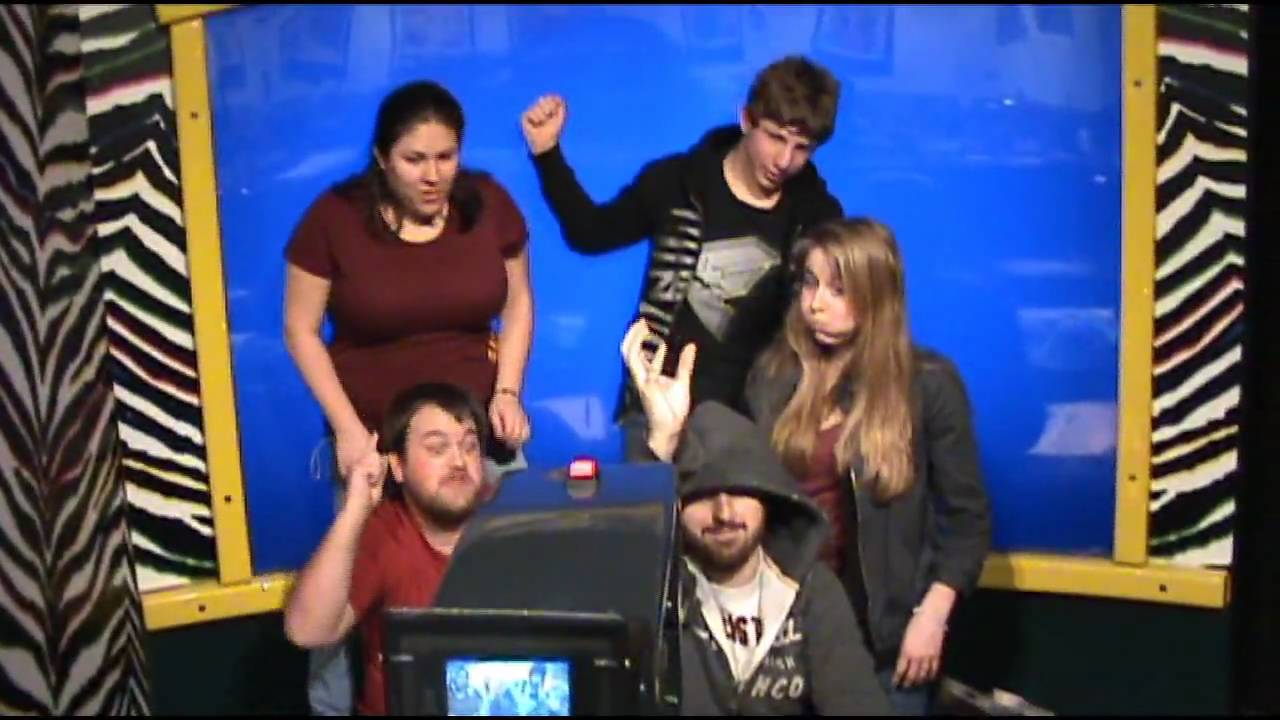 The Local Vloggers Present: A Trip to Chuck E. Cheese's - YouTube