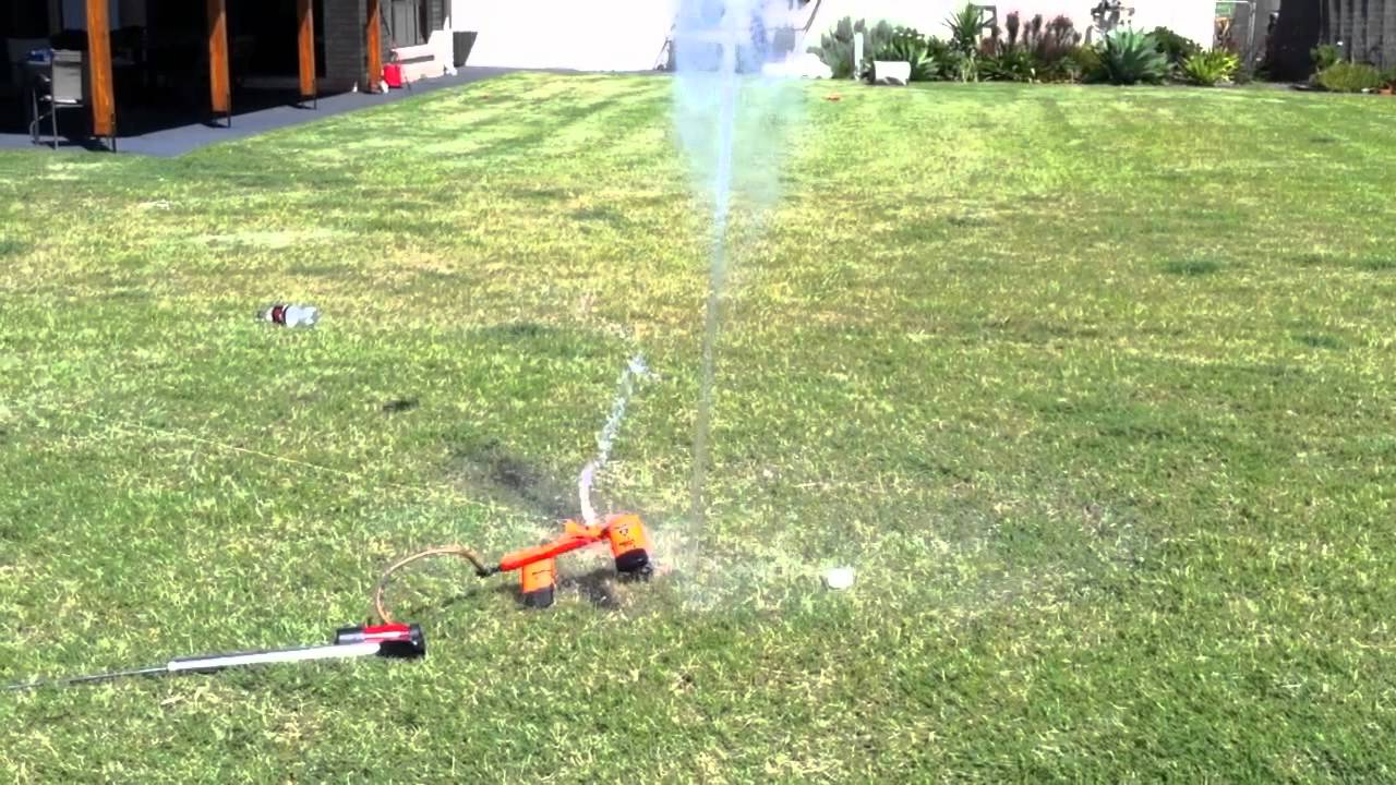 Slow Motion Water Rocket (string Release) - YouTube