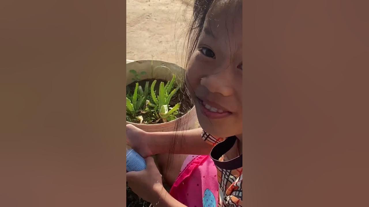 Oun Joy is so smart, she also knows how to water the crop (SROK SREA) - YouTube