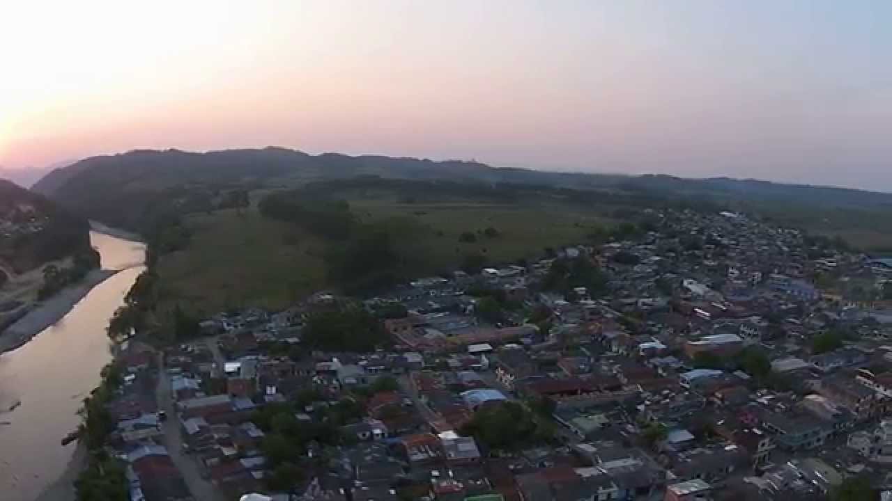 Sobrevolando el Río Tarazá - YouTube