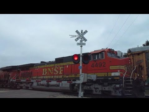 BNSF 6712 West VBLUMIN Meets BNSF 4992 East ZSSECHC (9-1-2018) - YouTube