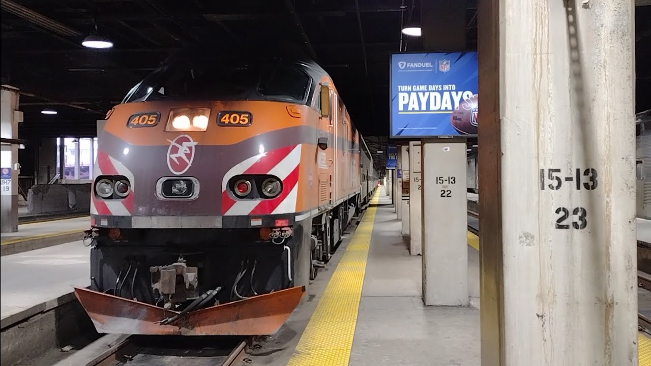 Metra MP36 405, the Milwaukee Road heritage unit departing Chicago's ...