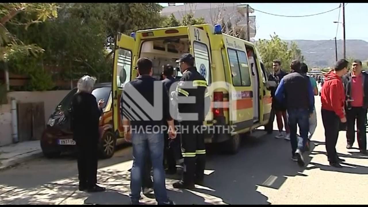 ΧΑΝΙΑ ΓΥΝΑΙΚΑ ΑΠΕΙΛΕΙ ΝΑ ΠΕΣΕΙ ΣΤΟ ΚΕΝΟ ΑΠΟ ΤΟ ΜΠΑΛΚΟΝΙ ΤΟΥ ΣΠΙΤΙΟΥ ΤΗΣ ...