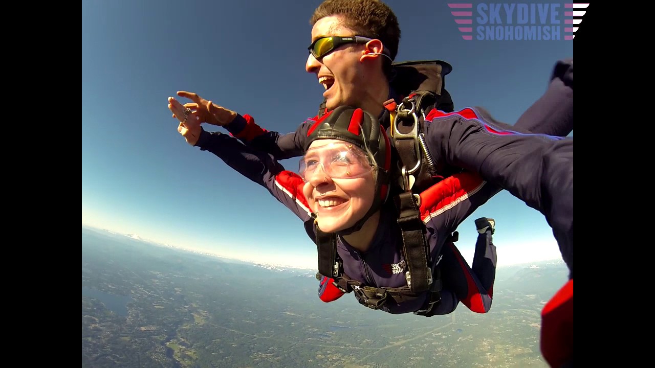 Hillary Howe's Tandem skydive! - YouTube