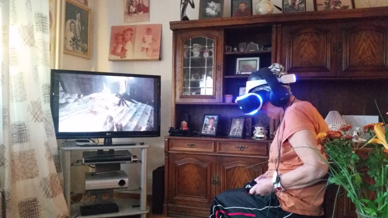 Mom playing resident evil 7 on VR - YouTube