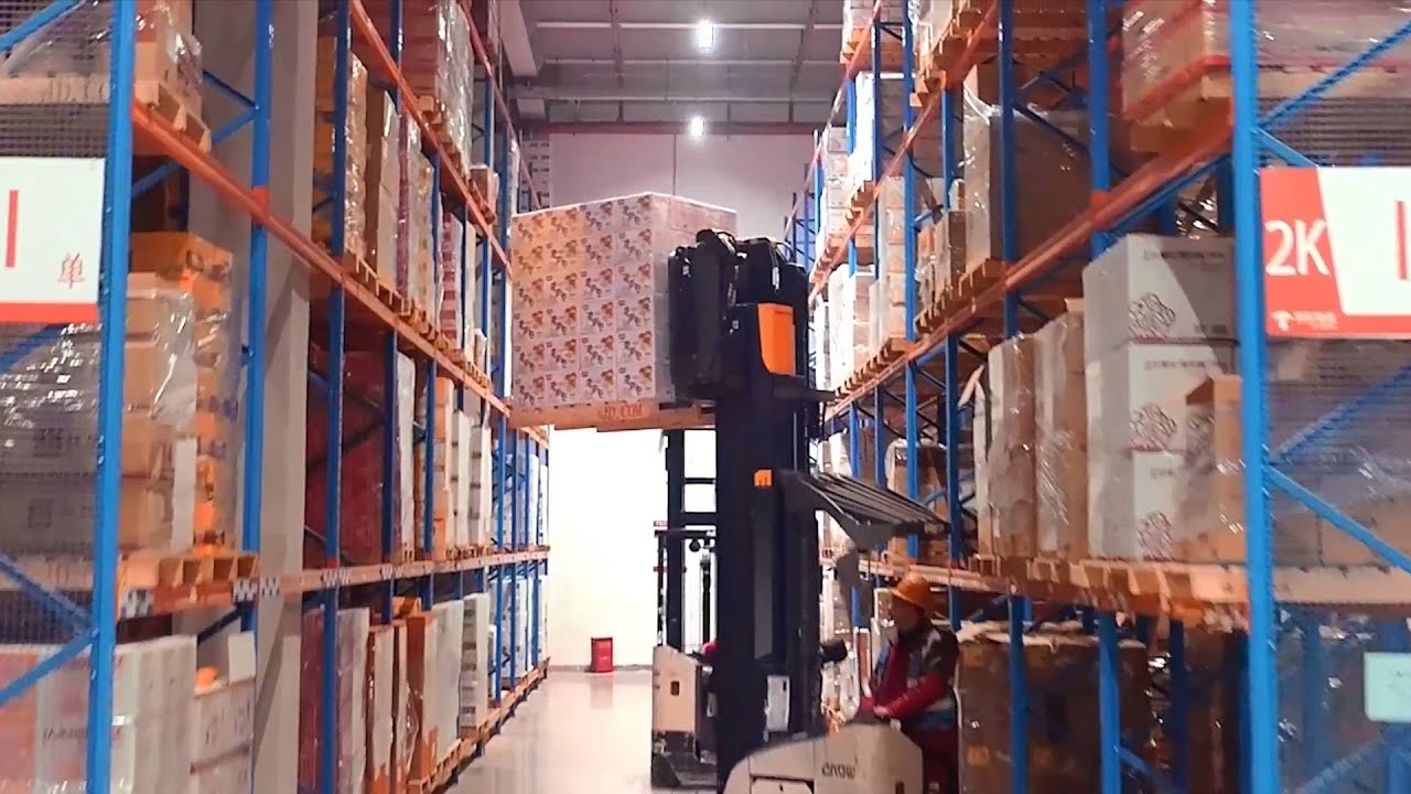 How robots work at smart warehouse in Wuhan, China - YouTube