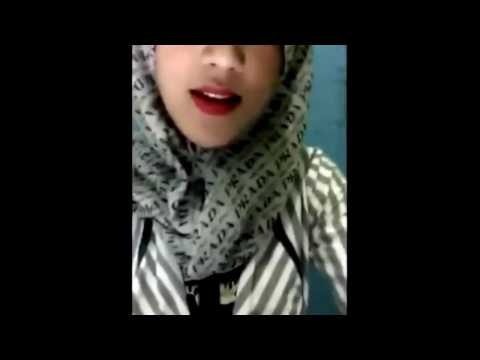 Cewek jilbab ini berani buka baju di depan webcam