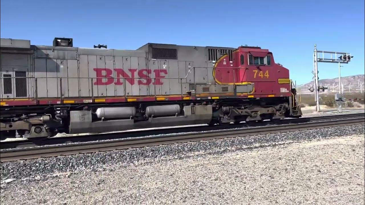 BNSF #3979 mixed freight heads into Mojave after completing Tehachapi crossing challenge 2/19/23 ...