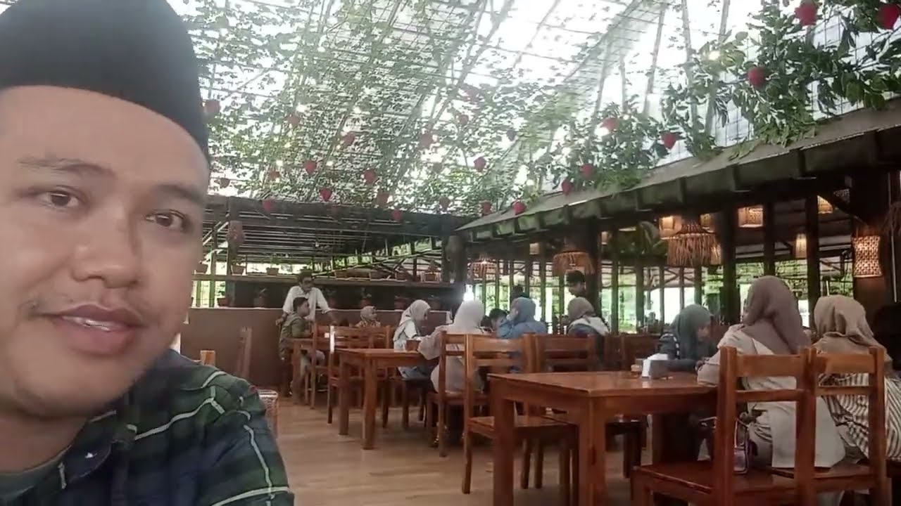 MAKAN SIANG D WISATA ASTRO HIGHIAND BANDUNG - YouTube