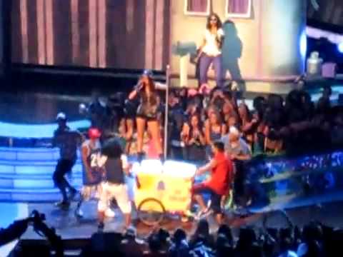 Miley Cyrus Pole Dances at Teen Choice Awards