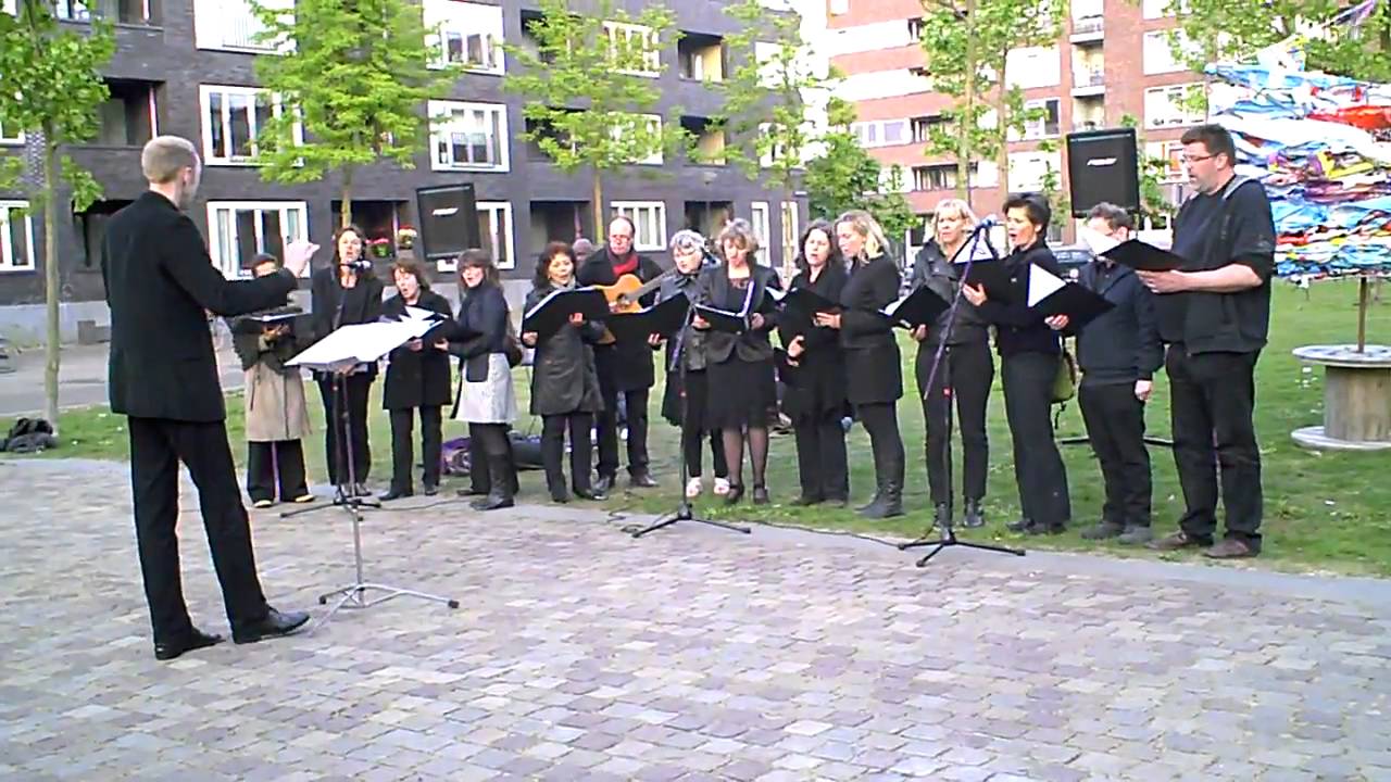 Ijburgkoor o.l.v. Ricus Smid 4 mei 2011 Joris Ivensplein Ijburg ...